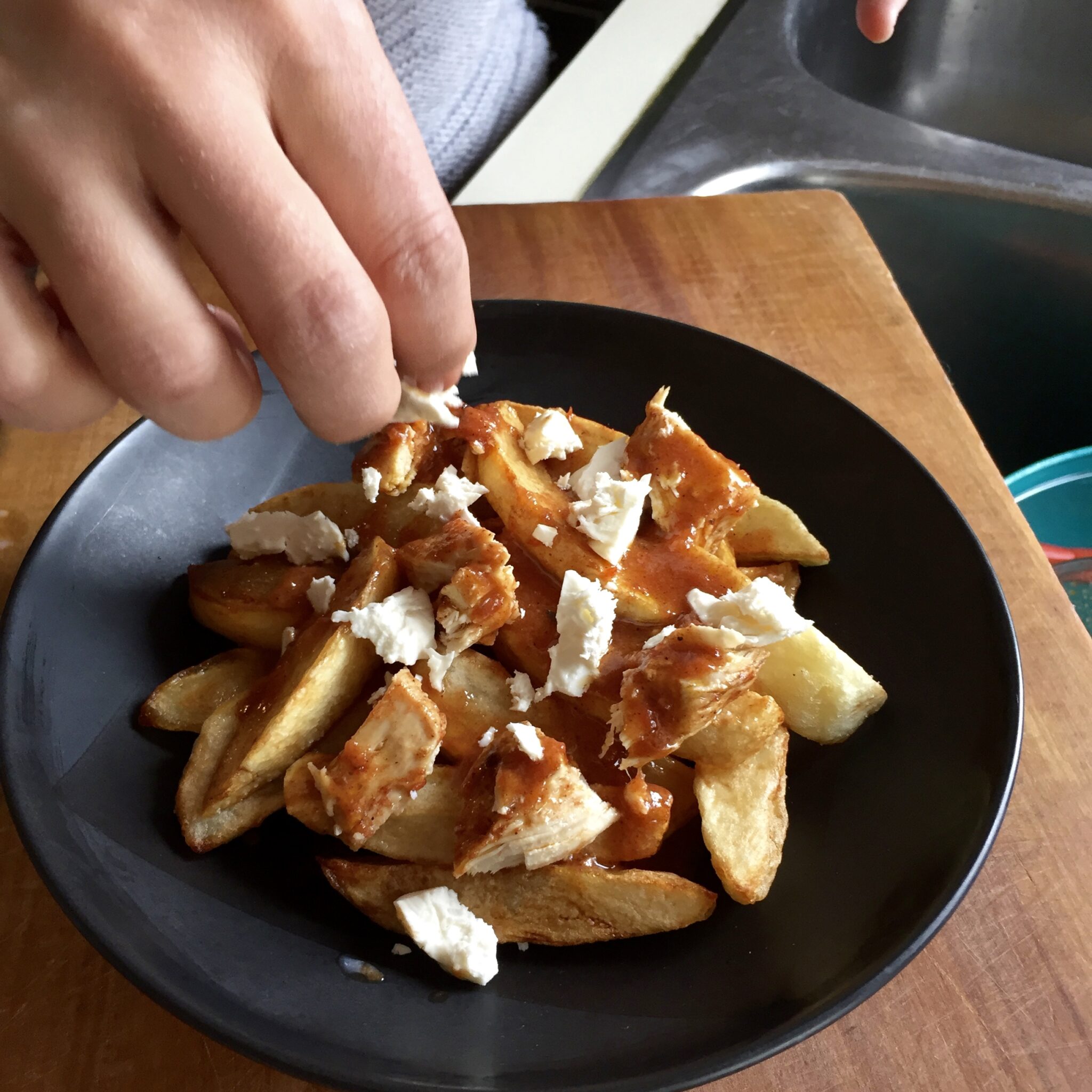Greek-style poutine - Mia Kouppa