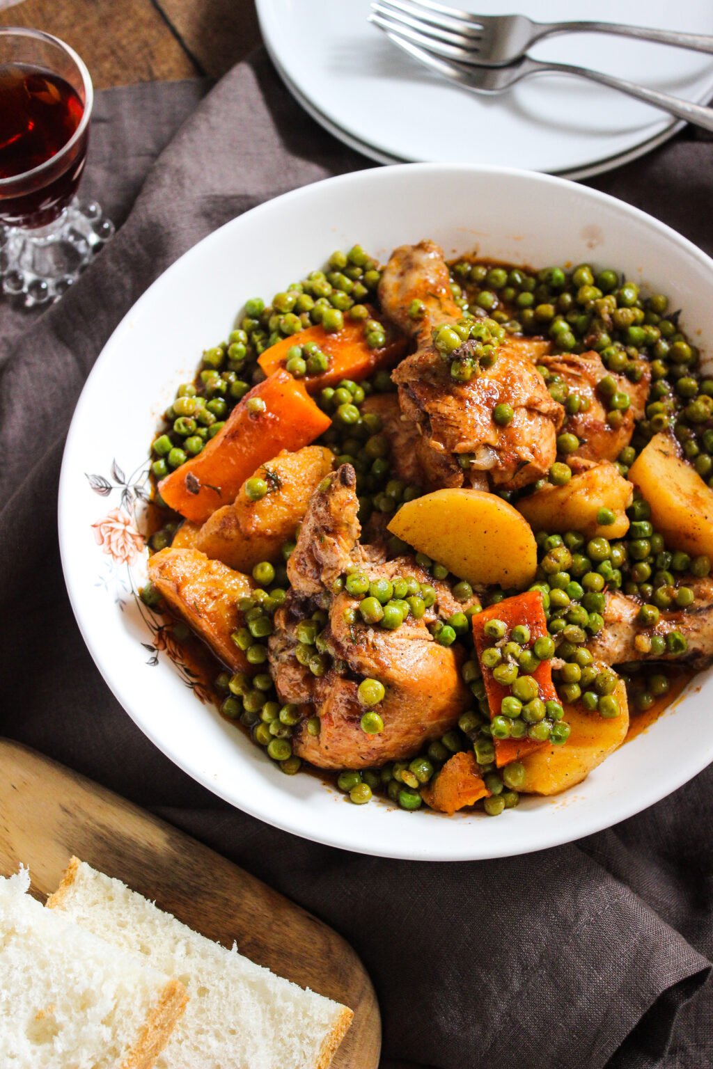 Hilopites with chicken (Κοτόπουλο κοκκινιστό με χυλοπίτες) - Mia Kouppa