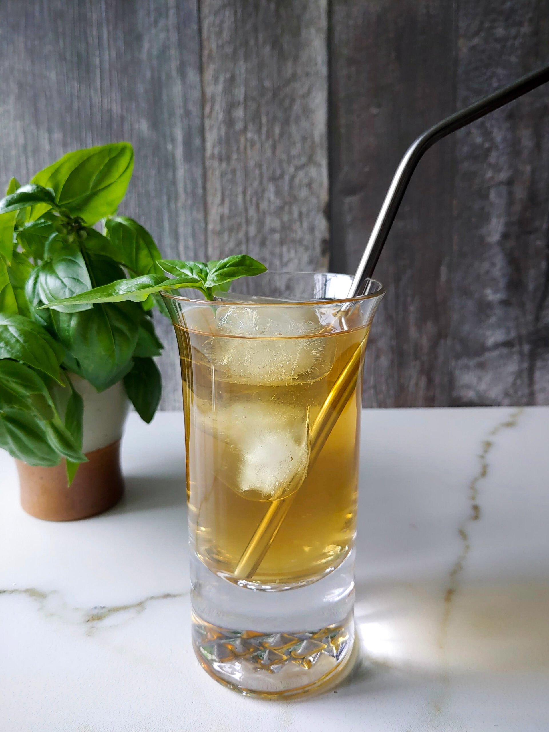 Chamomile and basil iced tea (Κρύο τσάι από χαμομήλι και βασιλικό ...