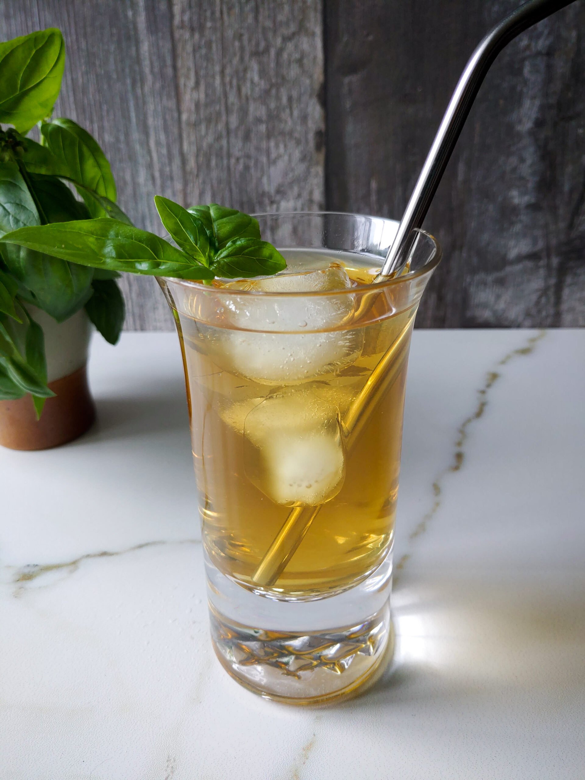 Chamomile and basil iced tea (Κρύο τσάι από χαμομήλι και βασιλικό ...