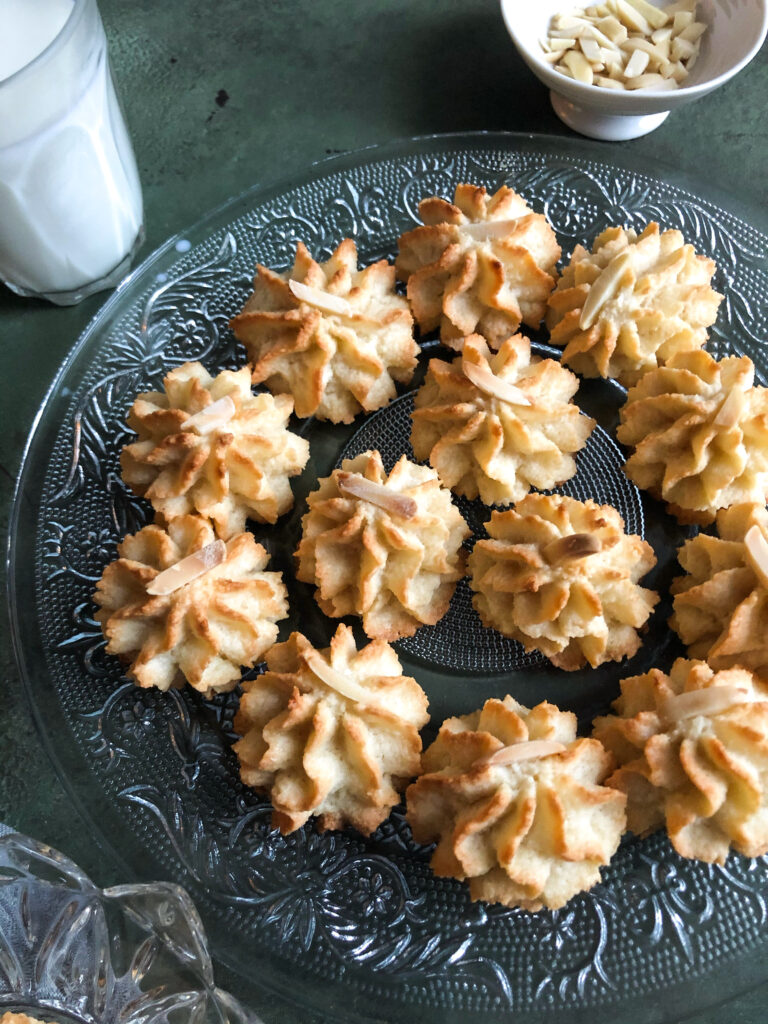 Isli - Greek Christmas cookies stuffed with walnuts - Mia Kouppa