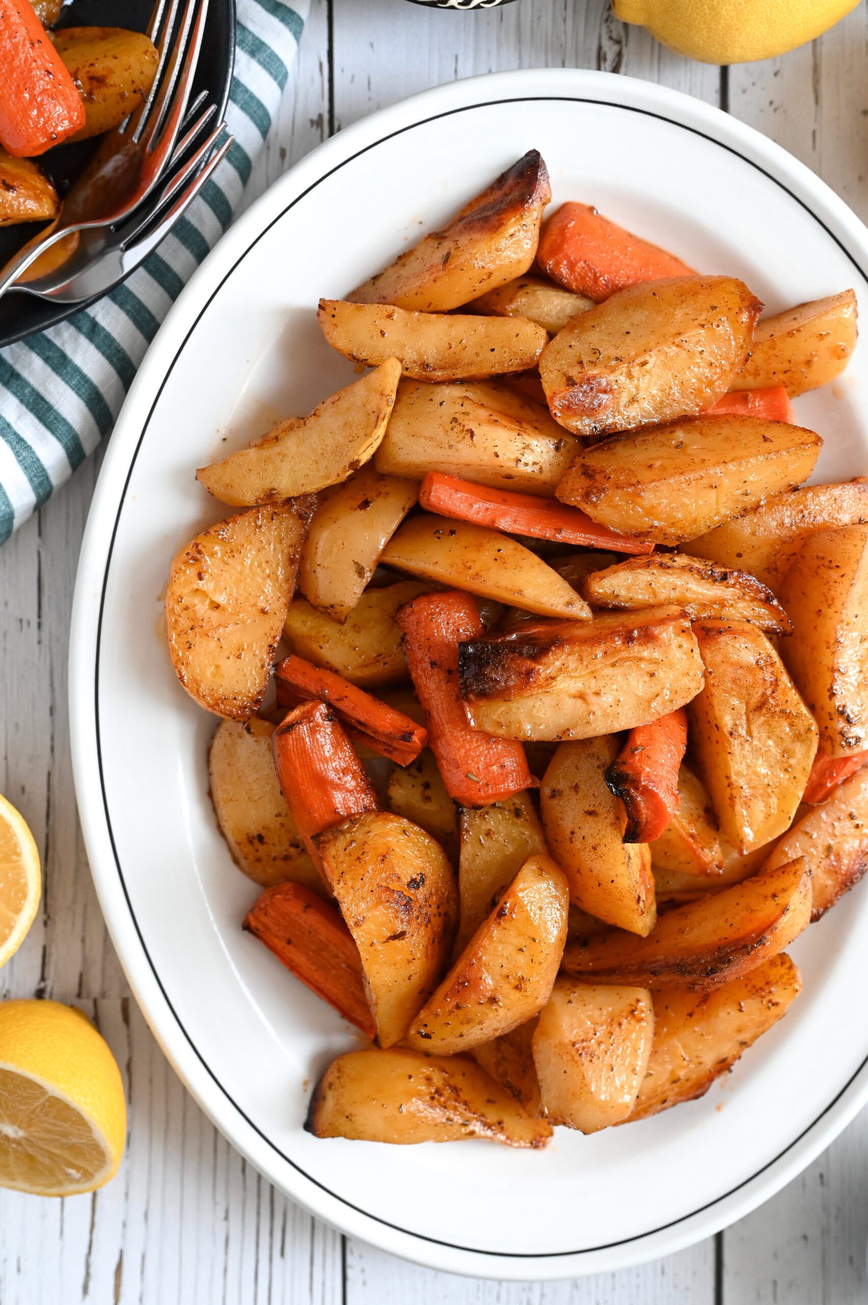 Greek roasted lemon potatoes ( Πατάτες λεμονάτες στο φούρνου) - Mia Kouppa