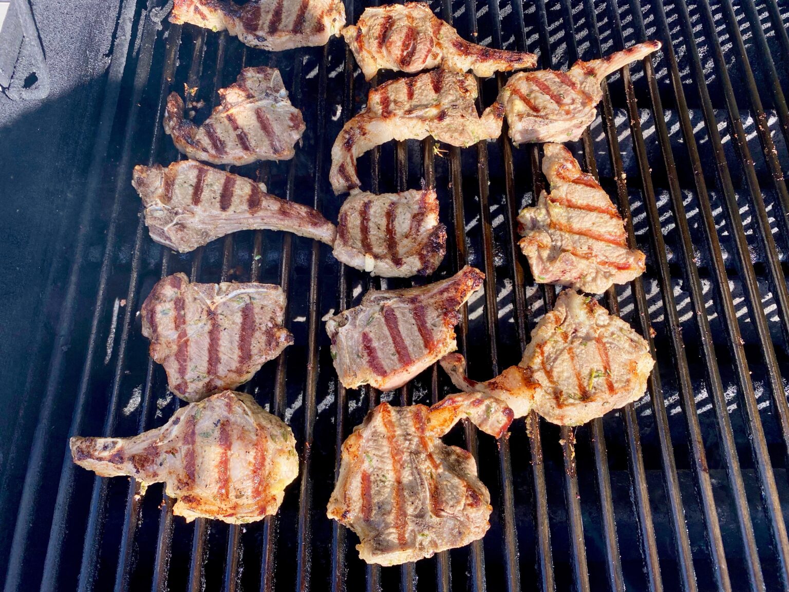 Greek grilled lamb chops (Paidakia arnisia stin skara) - Mia Kouppa ...