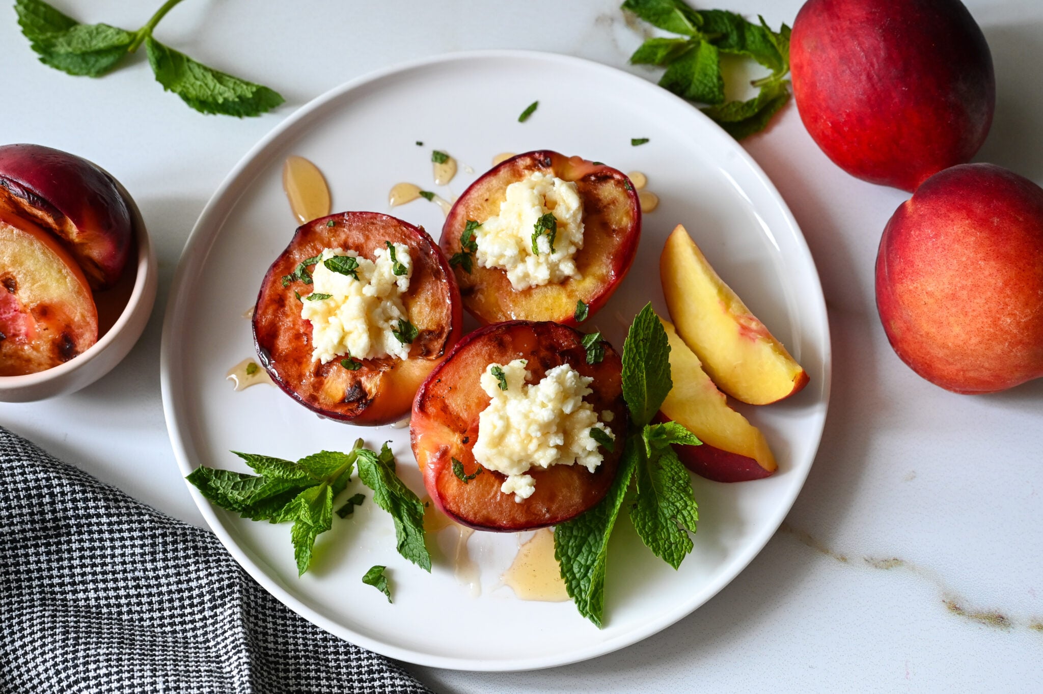 Grilled peaches with feta and honey - Mia Kouppa