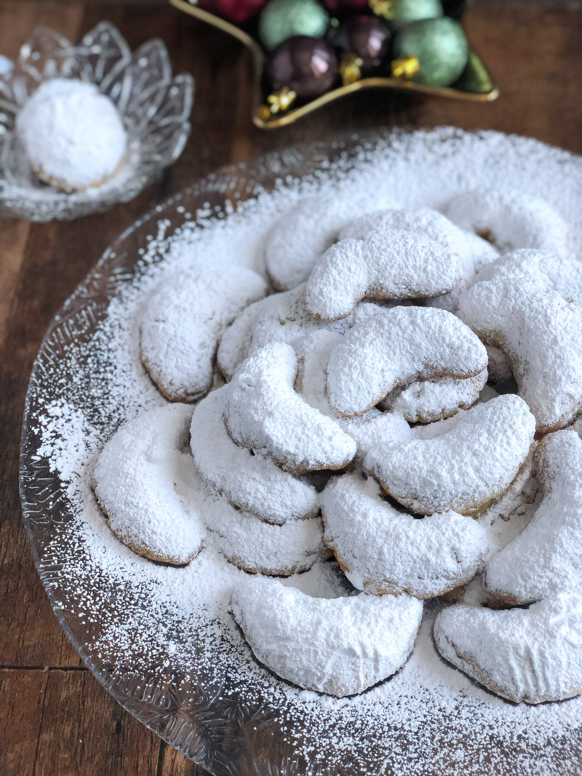 Kourabiethes, Kourabiedes, Kourambiedes | Mia Kouppa, Traditional Greek ...