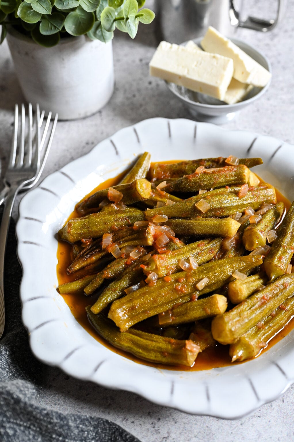 Greek okra stewed in tomato sauce (Bamies latheres me domata)