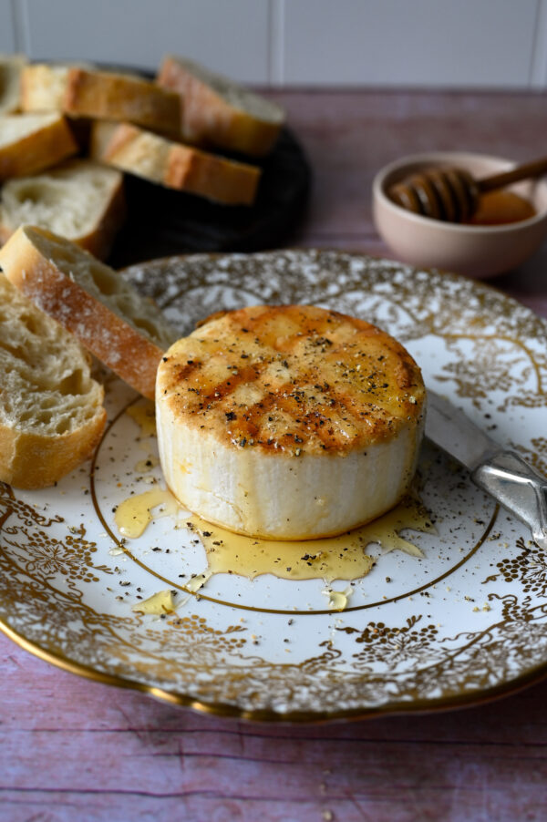 Grilled Greek manouri cheese with honey - Mia Kouppa