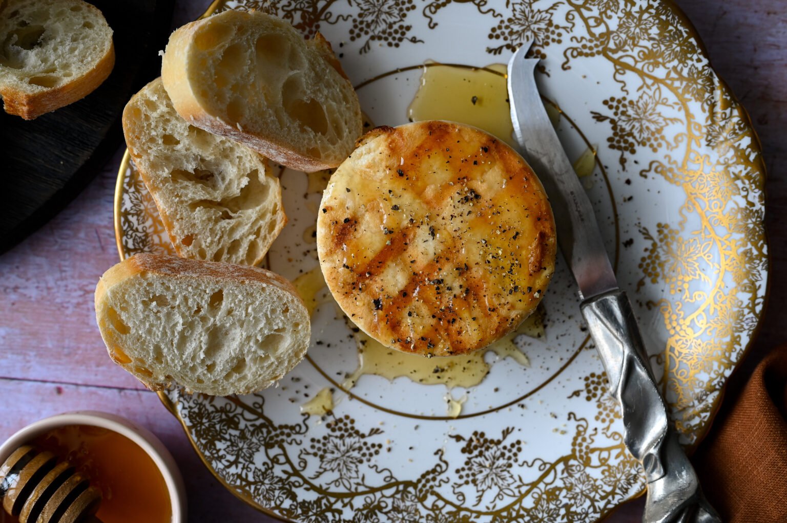 Grilled Greek manouri cheese with honey - Mia Kouppa