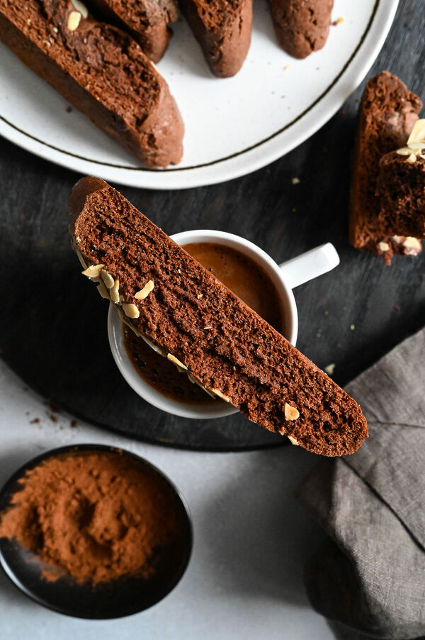 Easy Italian chocolate biscotti recipe - Mia Kouppa