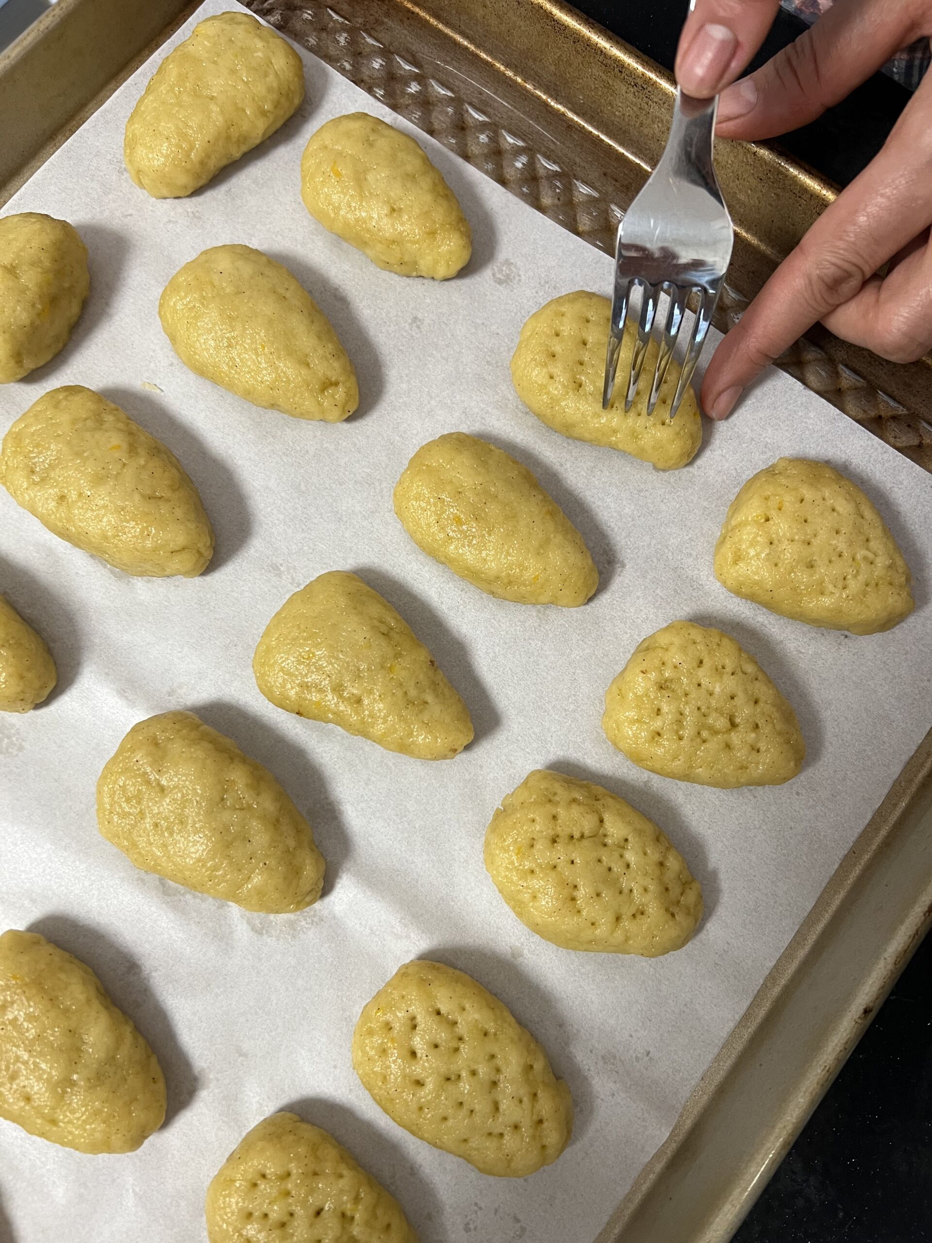 Isli - Greek Christmas cookies stuffed with walnuts - Mia Kouppa