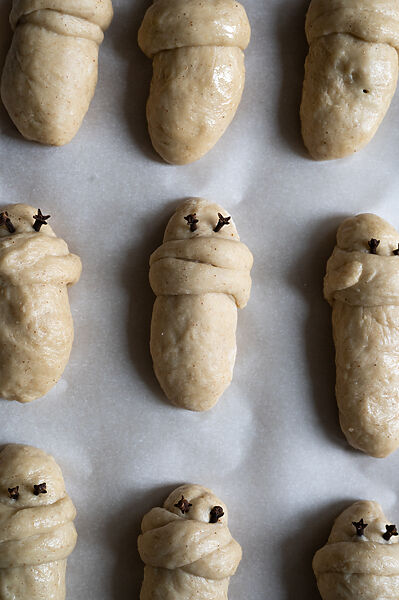 Lazarakia buns (Greek Easter Lazarus breads) - Mia Kouppa