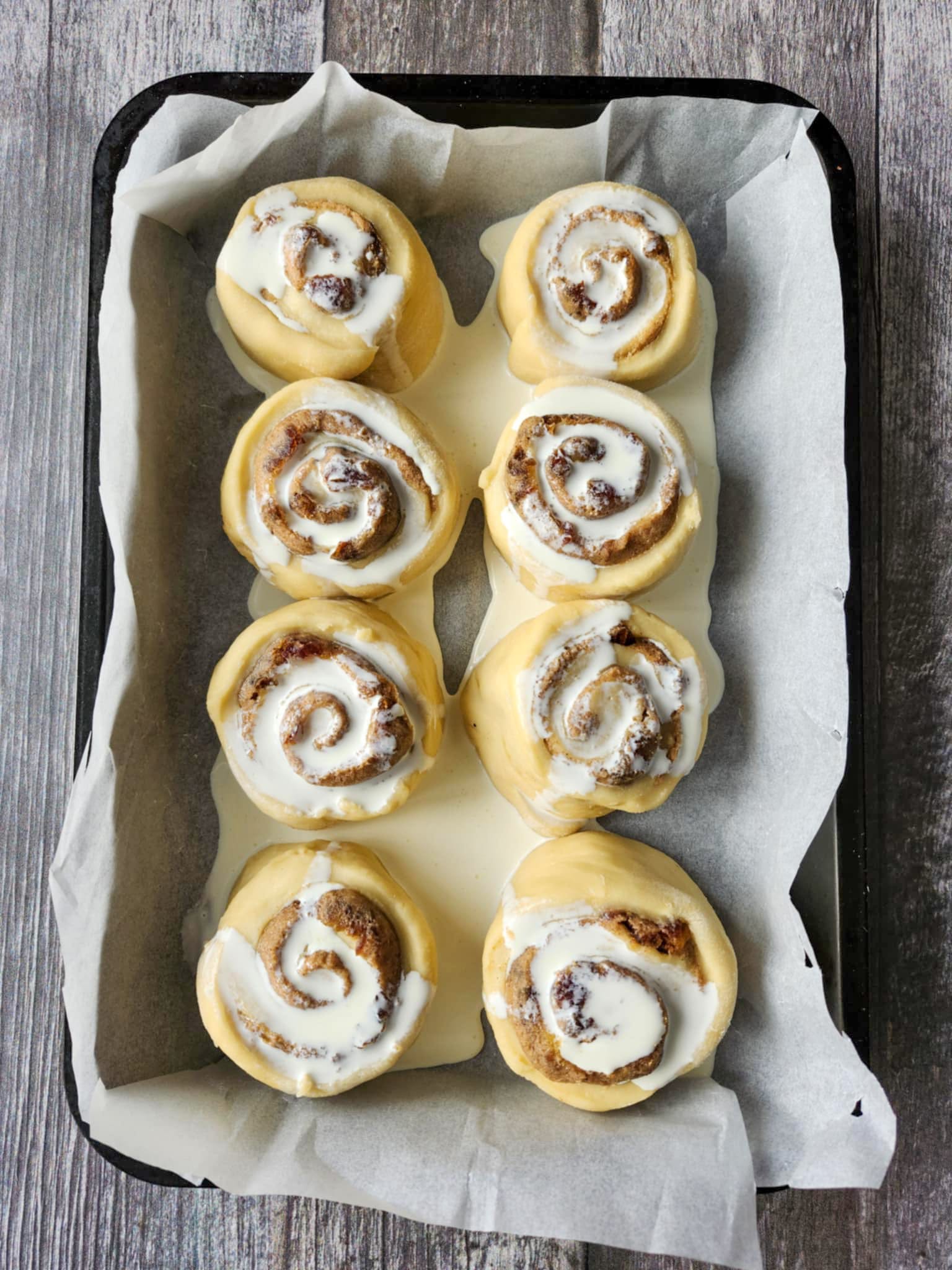 Sticky toffee cinnamon buns with dates - Mia Kouppa, Greek recipes