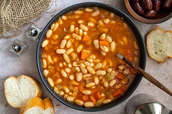 Fasolatha with tomato (Φασολάδα με ντομάτα) - Mia Kouppa Greek